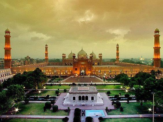 A beautiful view of the majestic Badshahi Mosque Lahore!