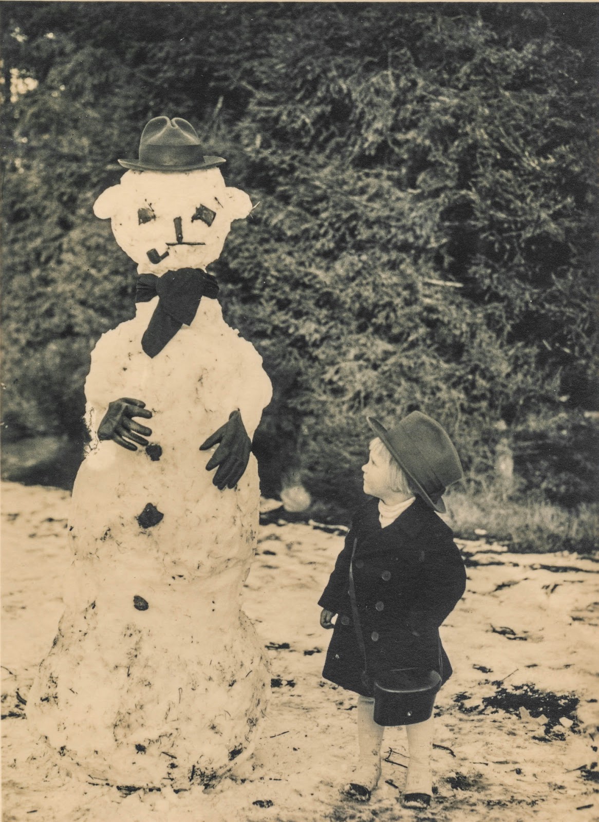 Lovely Vintage Pictures of Children with Their Snowman in the Winter ...