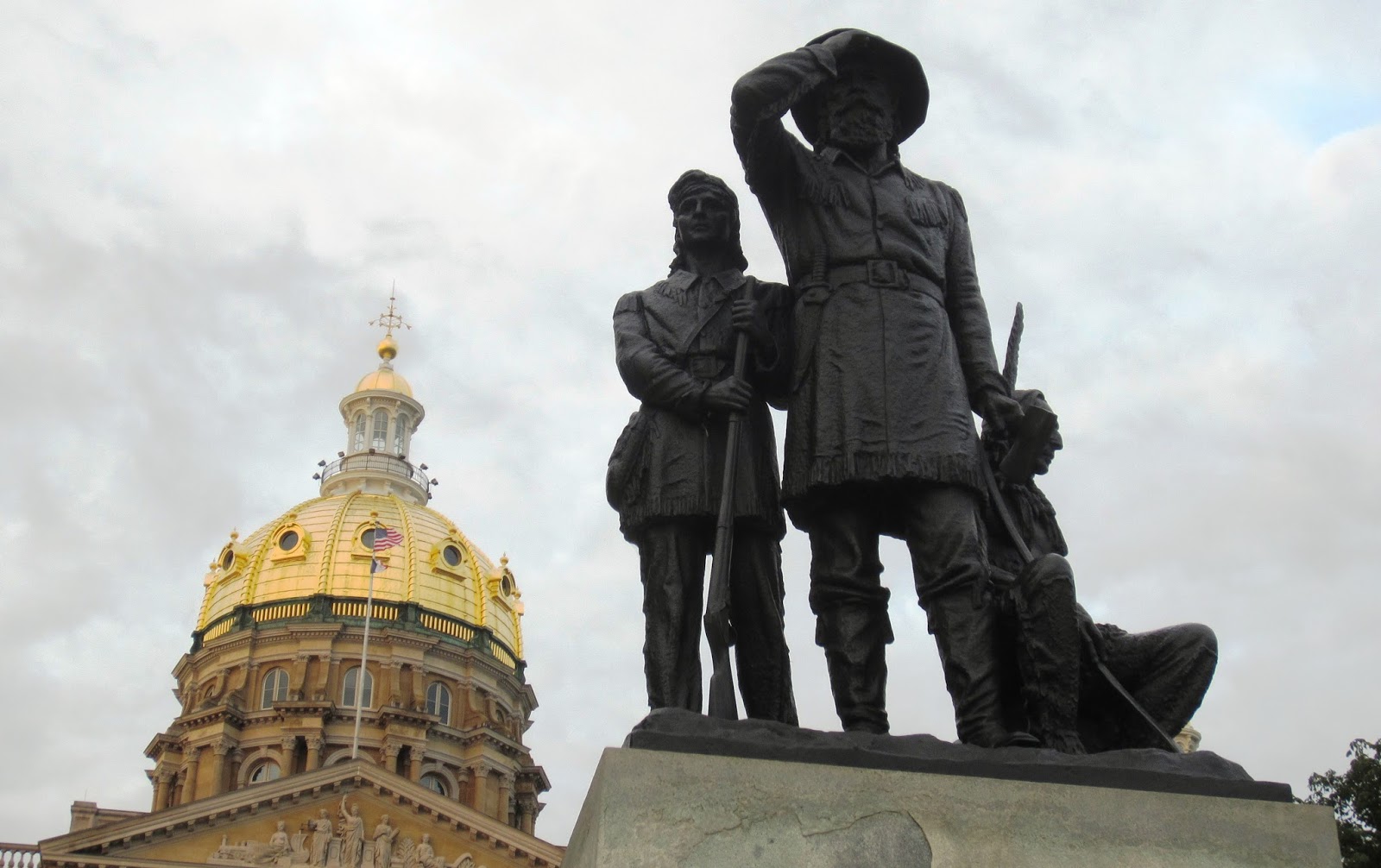 Souvenir Chronicles: DES MOINES, IOWA: STATE CAPITOL BUILDING GROUNDS