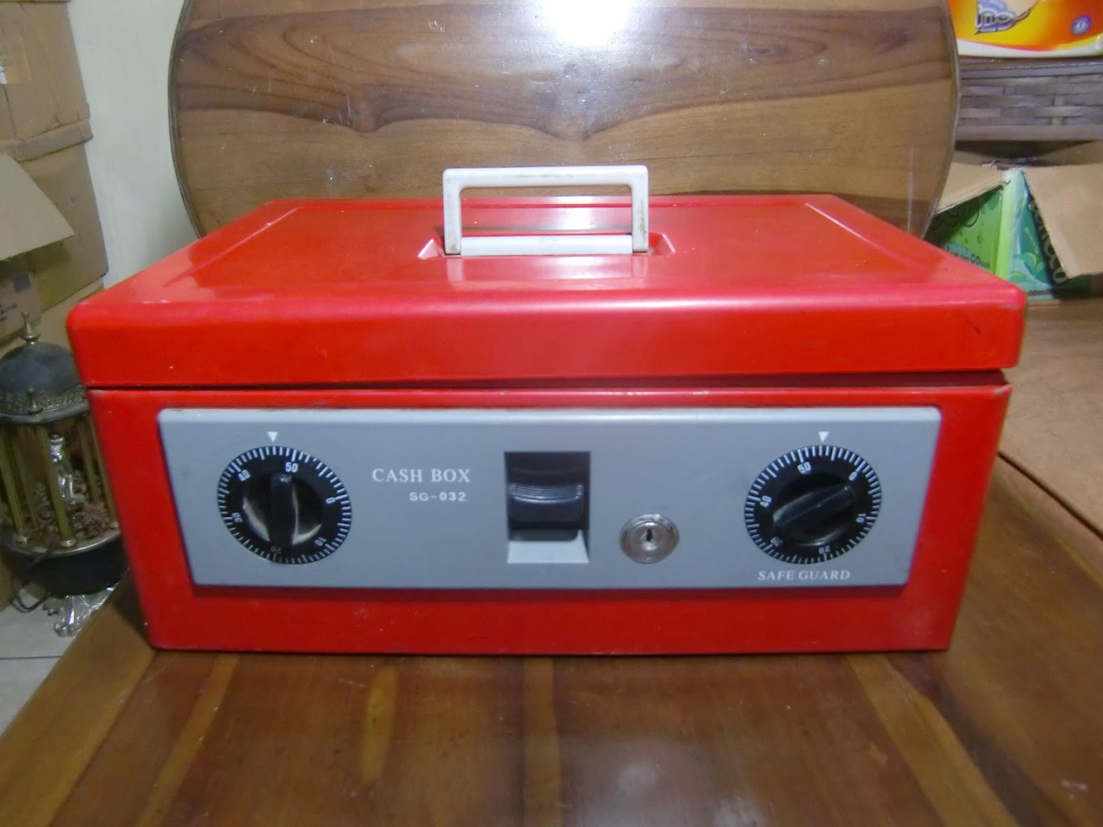 CILEGON ANTIK: Kotak Uang / Cash Box Merah SG-032