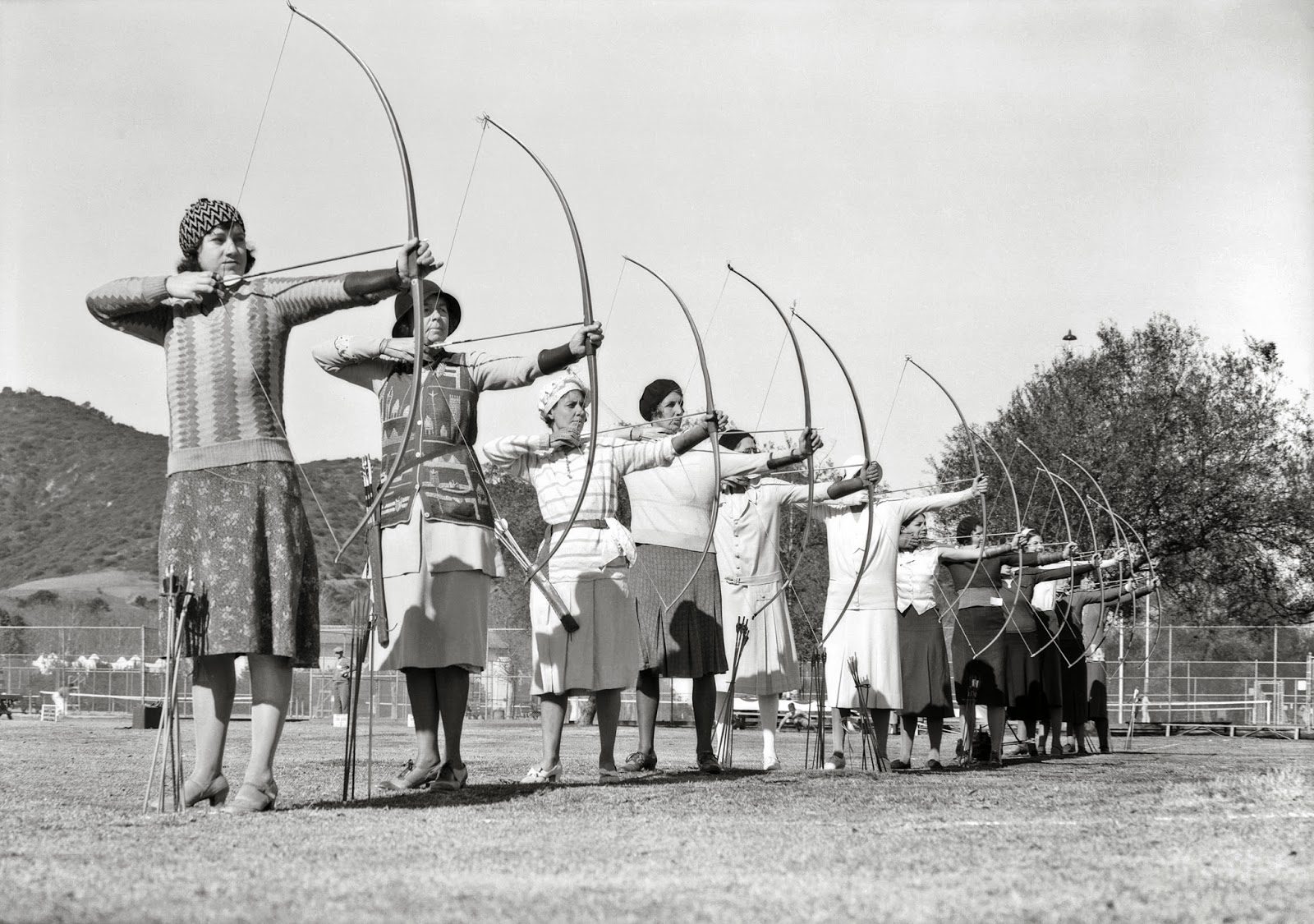 34 Vintage Photos of Beautiful Women Archers From the Mid-20th Century ...