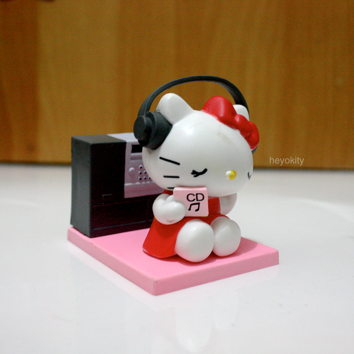 pusang maganda: hello kitty relax figurine collection