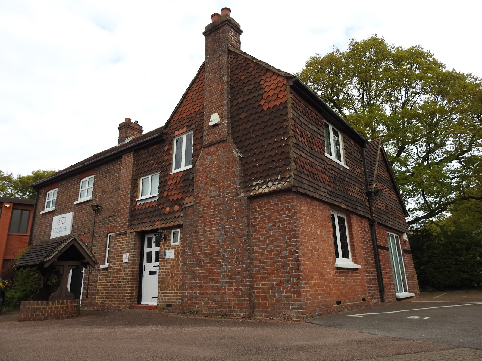 Crawley Old Town: EIGHT PICTURES: County Oak Cottage