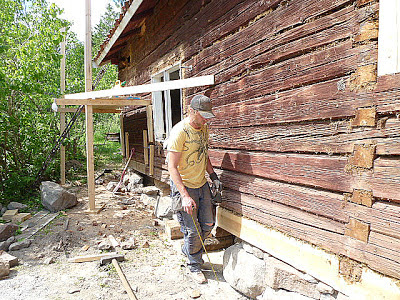 På Östergården : byta timmerstockar