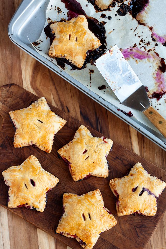 Instructions to Make Star-Shaped Berry Hand Pies