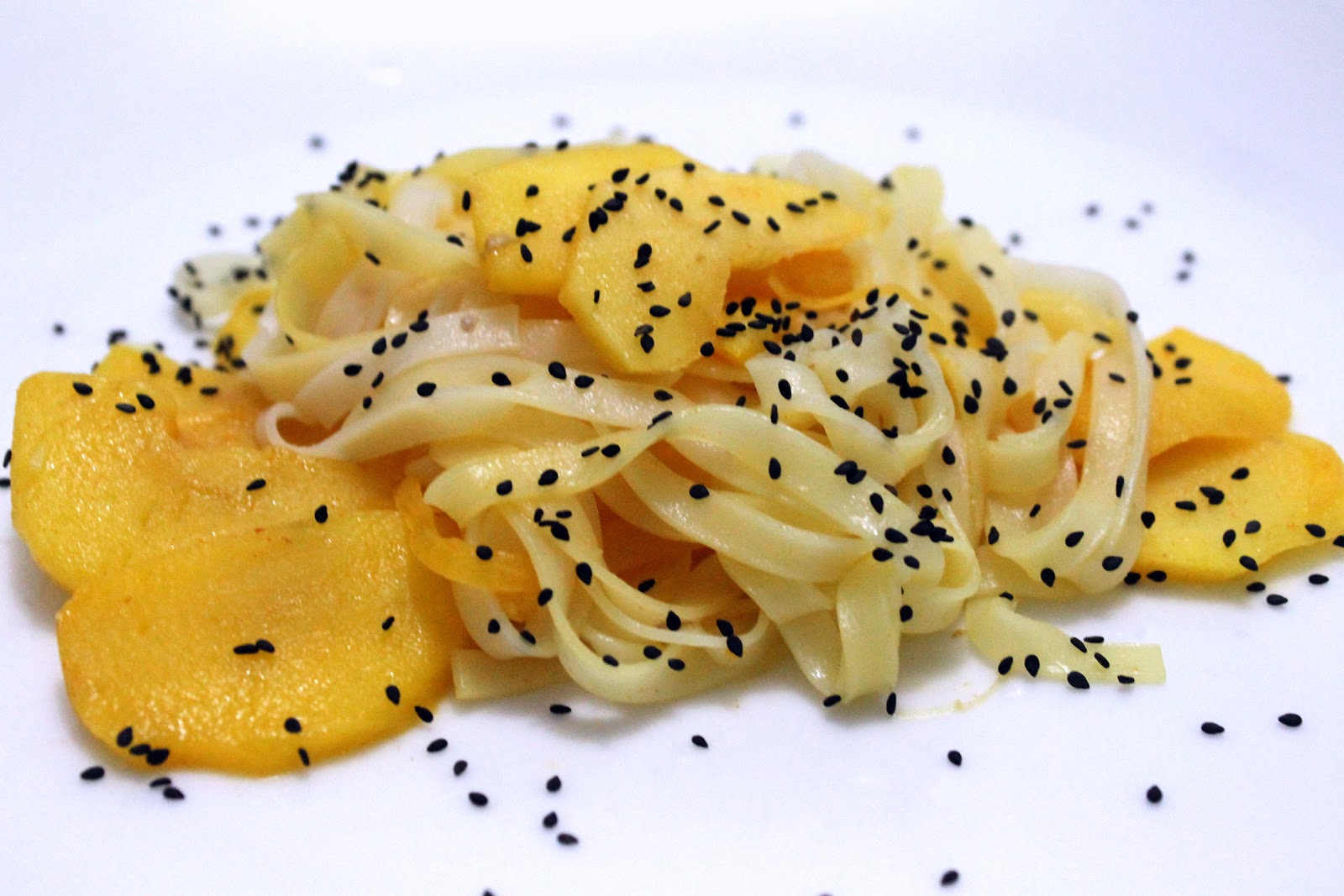 El capricho saludable: Tallarines de arroz con manzana y azafrán ...