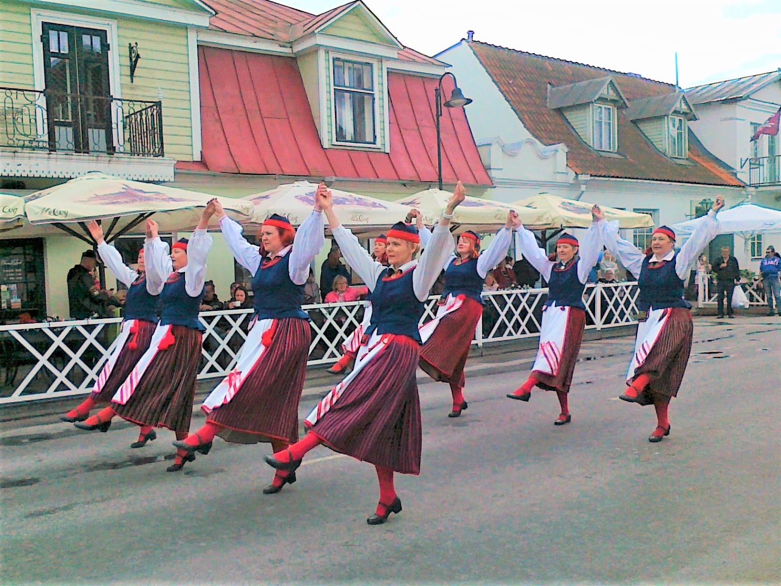 KÄRLA RAHVAMAJA: Maakad tänaval tatsumas
