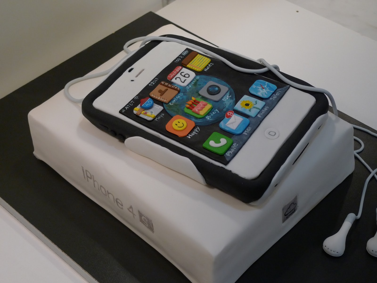 A Special Cake: iPhone 4 S, White with box