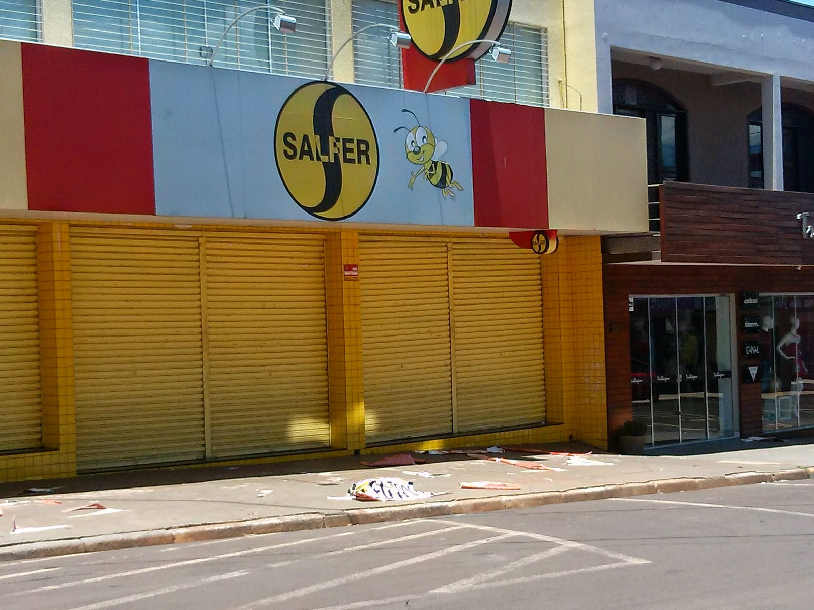 Olho Aberto Paraná: Laranjeiras do Sul:Loja Salfer SUJANDO a cidade....