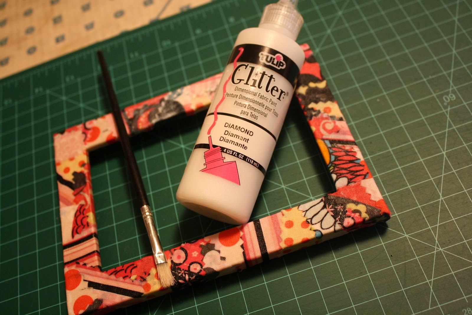 katies dudz: Tutorial: Fabric covered picture frame! No SeW!