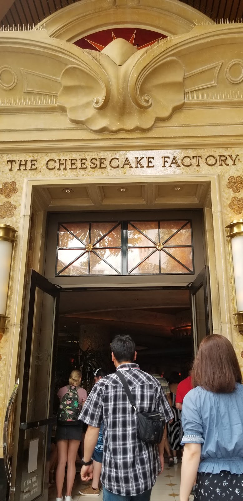 Cheese Cake Factory - Honolulu, Hawaii - chichicho~