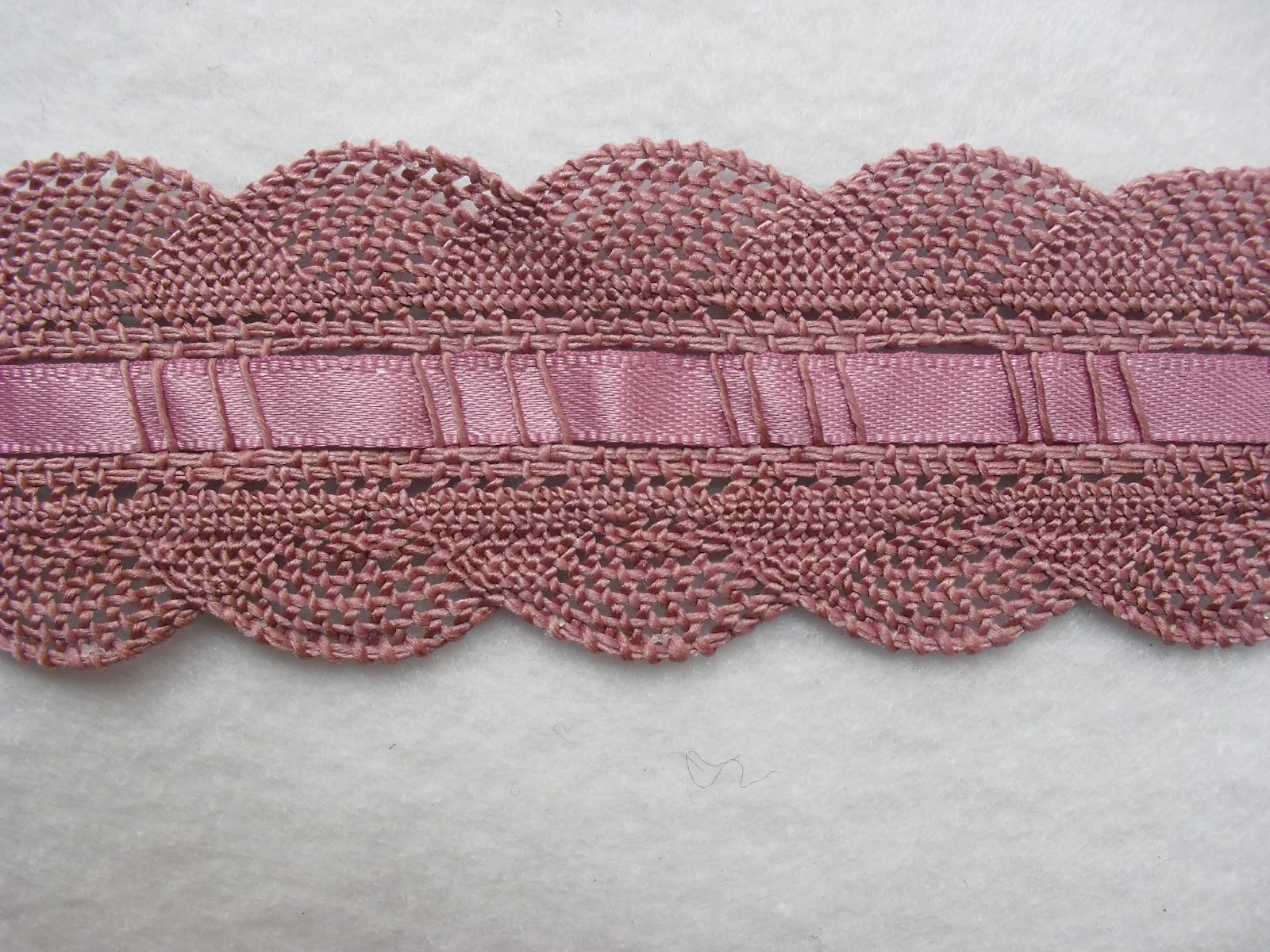 ENCAJE DE BOLILLO ROSA PALO