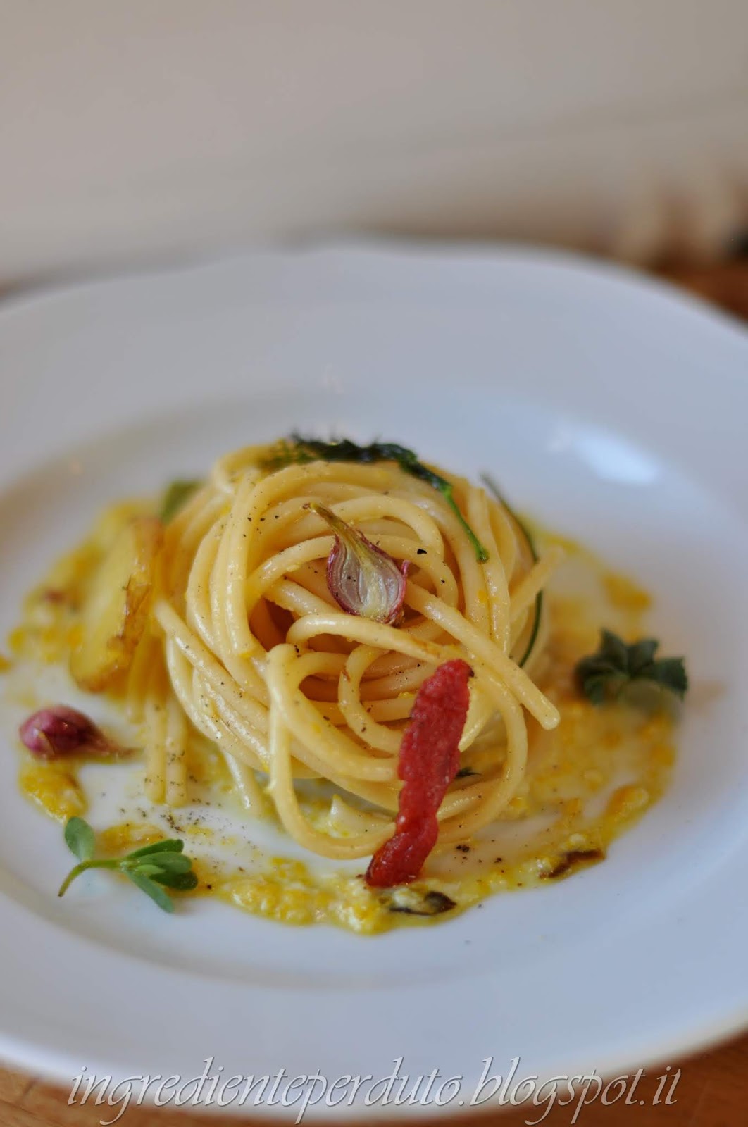 Spaghetti con crema alla cipolla d’Egitto erbe e ortaggi | Ricetta ed ...