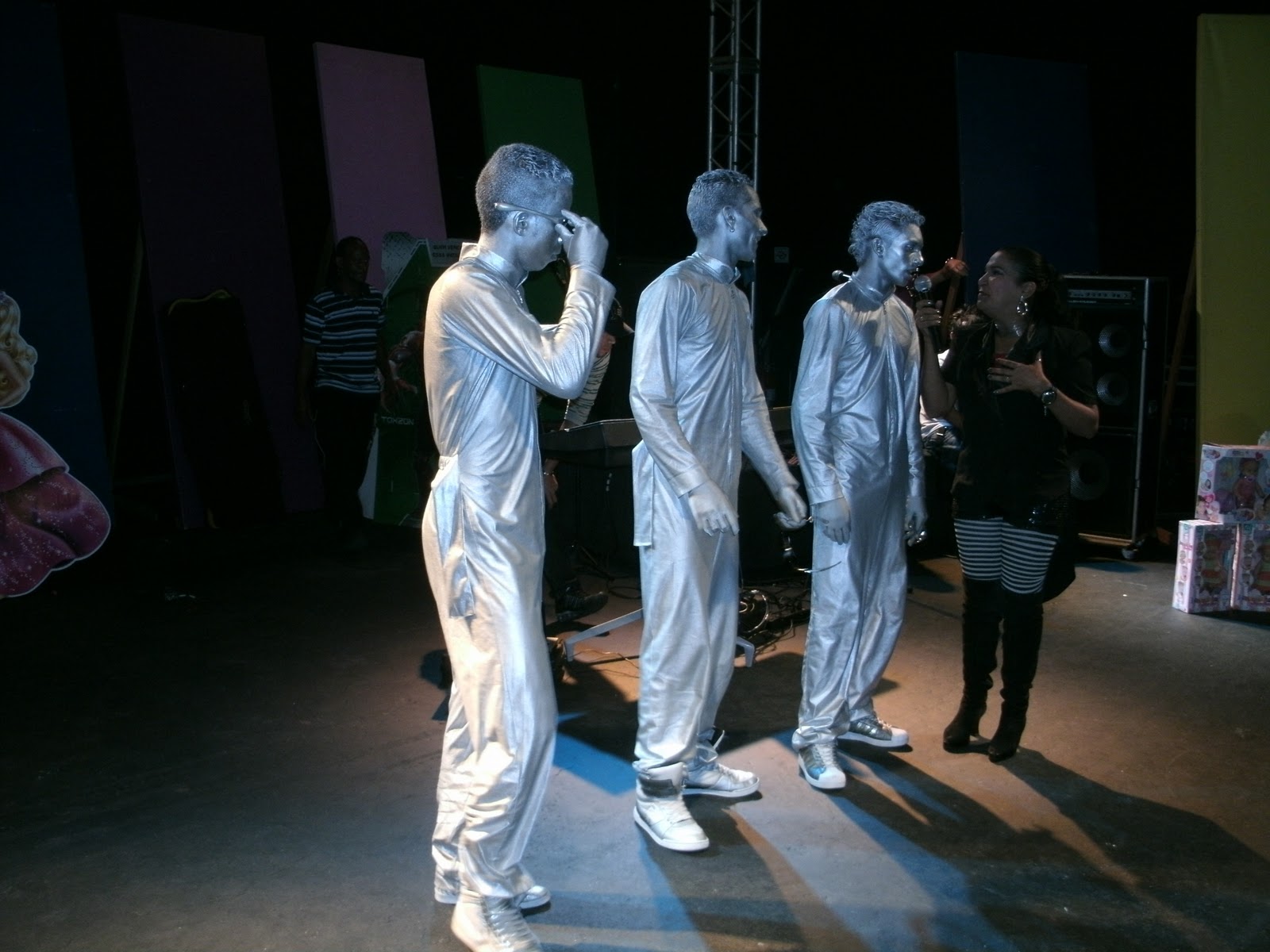 Futuristic Space Dance - Group (The Robot's): Vritrine Viva & Estatua ...