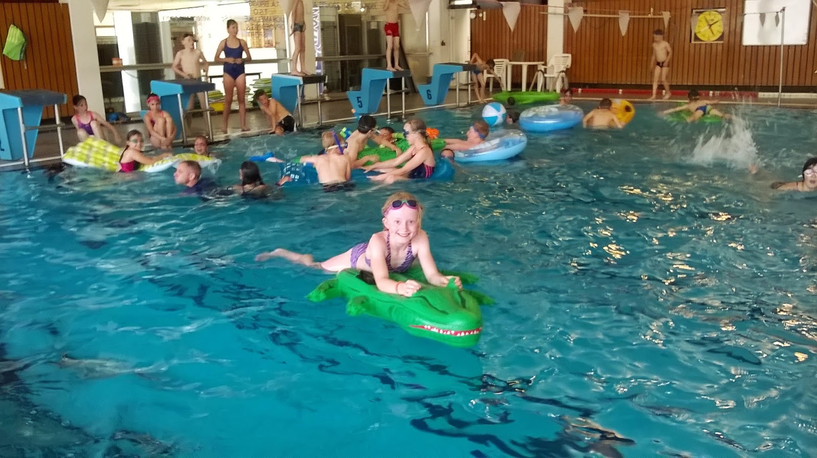 juf hilde en juf nadine: Fun in het zwembad en een leuke fancy!!