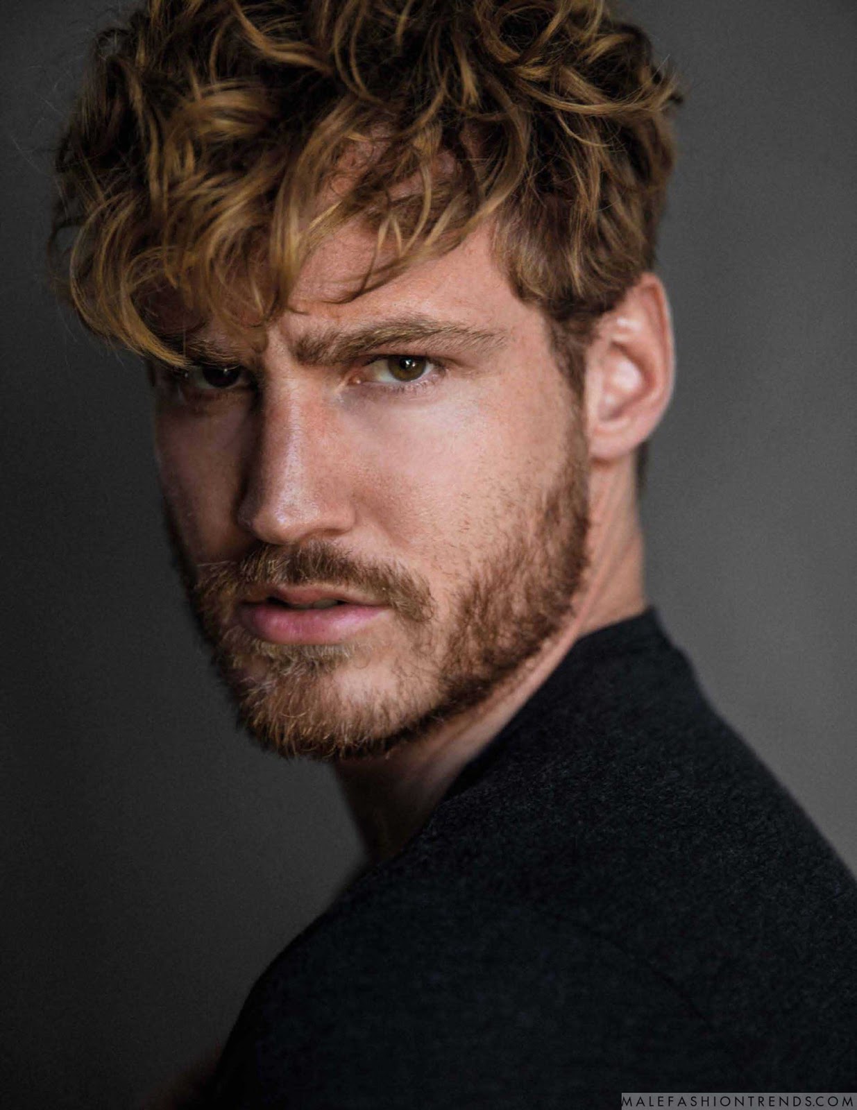 Bart van Maanen viste confortables looks de invierno para DAMAN Magazine