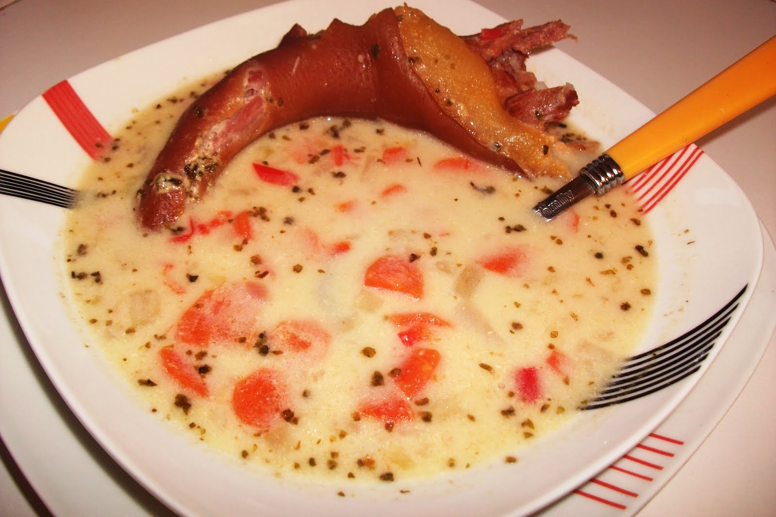 Ciorba ardeleneasca cu codite de porc afumate