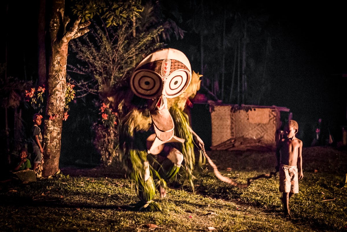 GARY LATHAM PHOTOGRAPHY: The Baining fire dancers of East New Britain ...