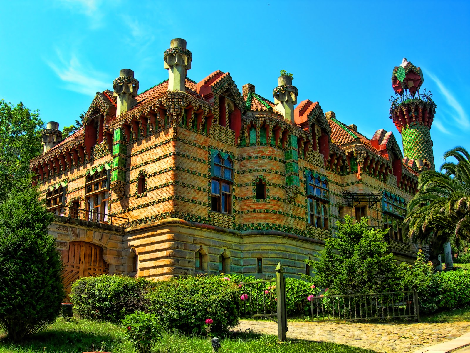 EL CAPRICHO DE GAUDÍ. COMILLAS. | ESPAÑA EN COLOR