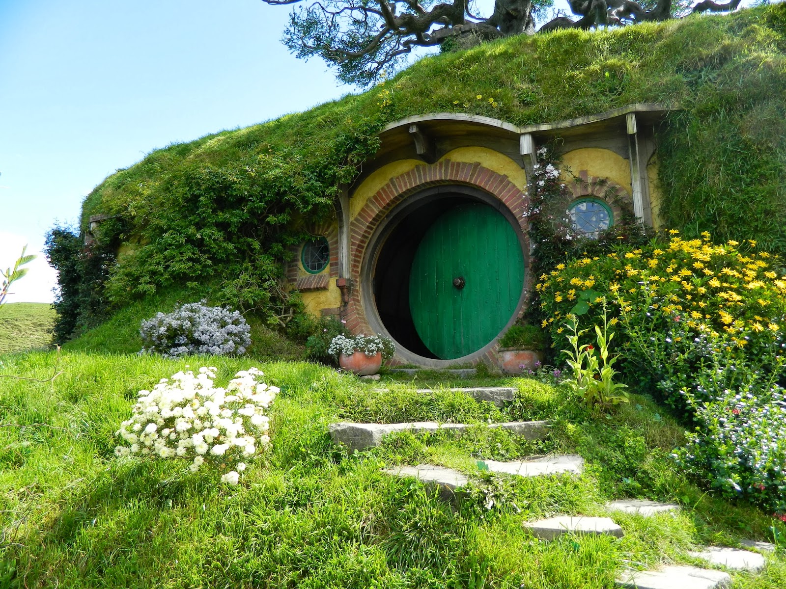 Hobbit thing on emaze