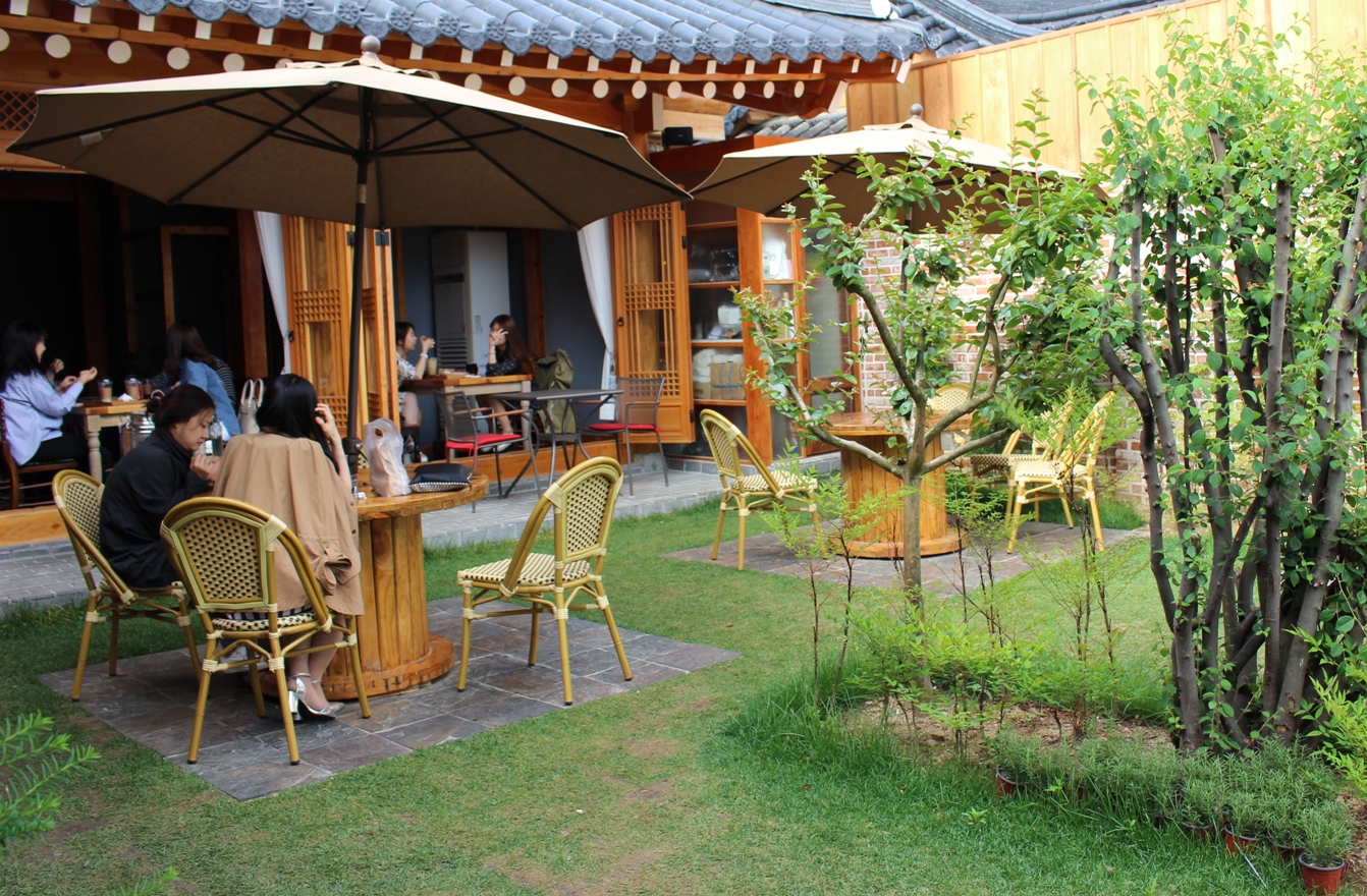 Hanok Cafe In Korea for Brunch and Desserts - Mansion 5 In Dongseongro ...