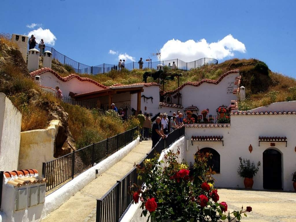 GEOGRAFILIA: Habitatul troglodit - case tradiționale în peșteri