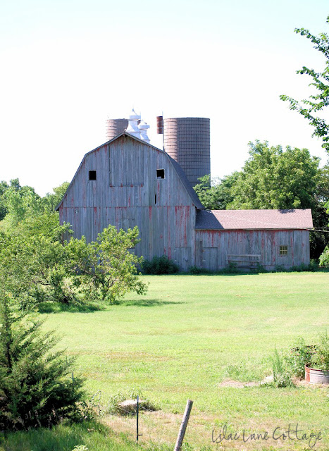 .Lilac Lane Cottage: Barn Charm