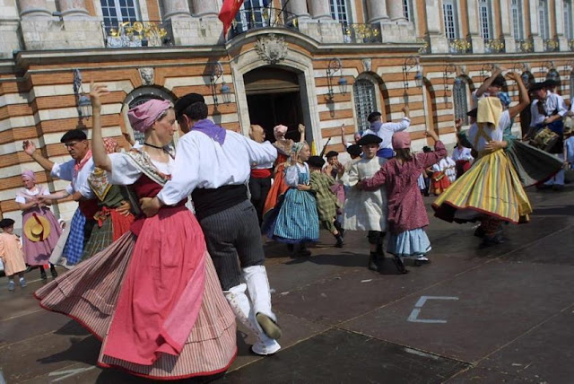 FolkCostume&Embroidery: Overview of the costumes of France 2 - the South