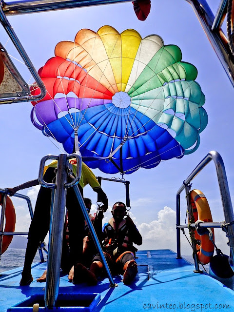Entree Kibbles: Parasailing - An Exhilarating Experience @ Pulau Sapi ...