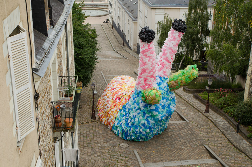 Kuweight 64: ART - GIANT COLORFUL SLUGS WITH PLASTIC BAGS