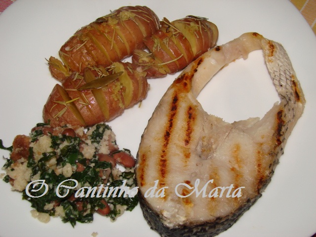 O Cantinho da Marta: Perca Grelhada com Batatas Hasselback e Migas