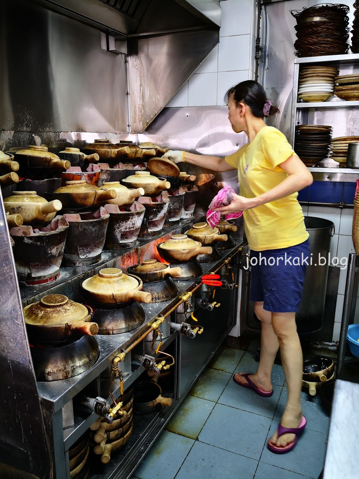 Lian He Ben Ji. Famous Sisters Claypot Chicken Rice. Chinatown Complex ...