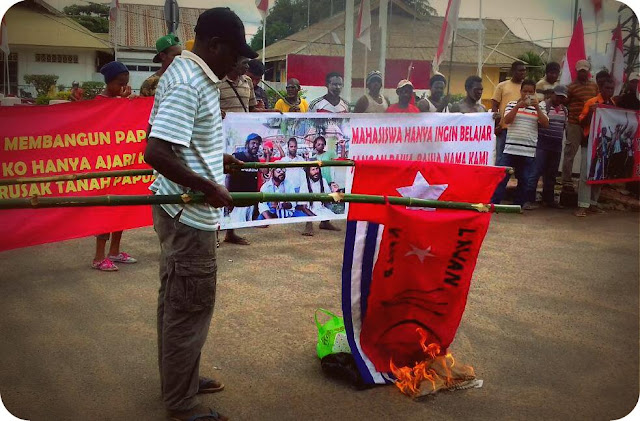 Masyarakat Adat dan Mahasiswa Merauke Bakar Bendera KNPB dan Bintang ... Masyarakat Adat dan Mahasiswa Merauke Bakar Bendera KNPB dan Bintang ...