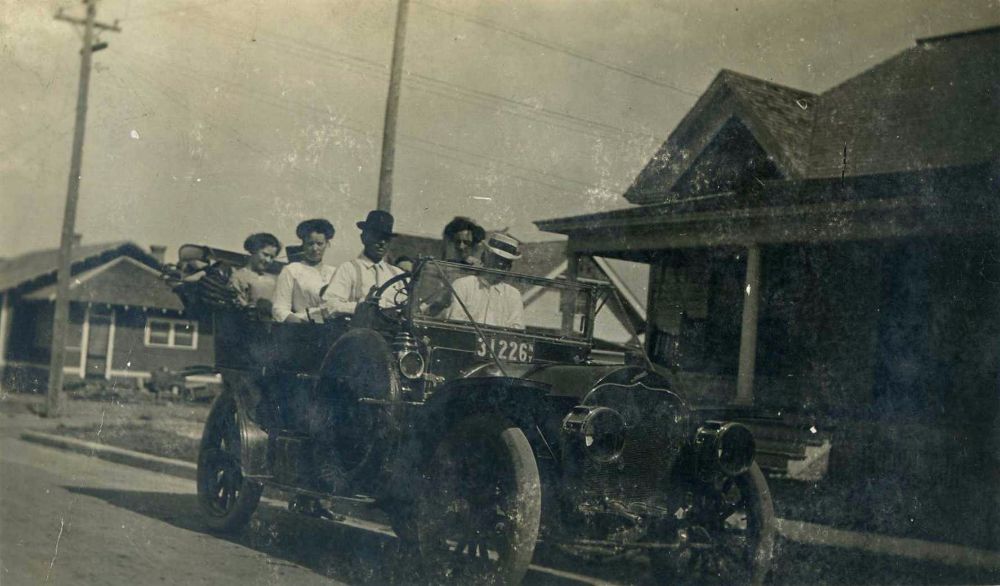 40 Interesting Vintage Photographs of People Posing With Their Cars in ...