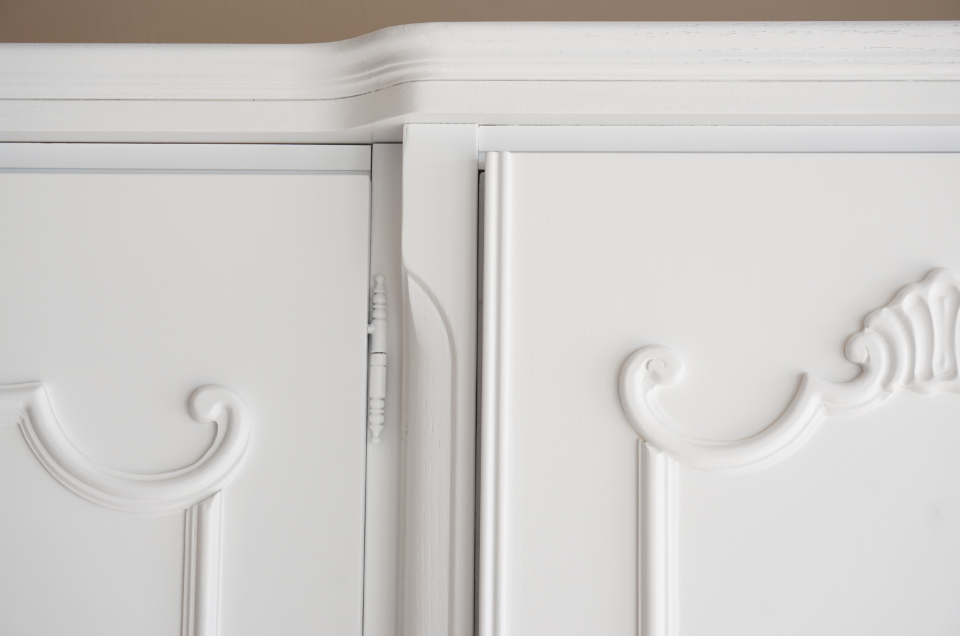 Modern Antyki: Biała szafa ludwikowska