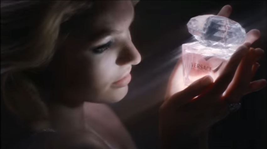 Modella Versace pubblicità bright crystal con modella bionda con Foto ...