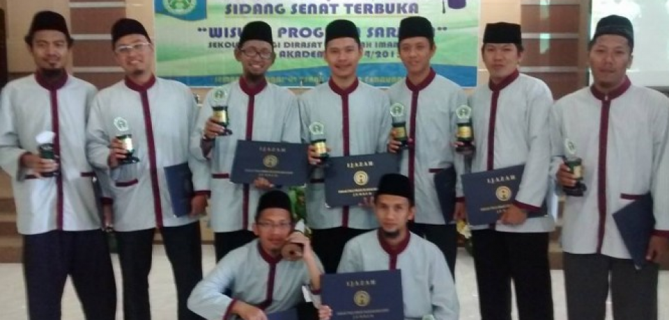 Wisuda Perdana STDI Imam Syafi'i Jember - S A N T R I P L U S