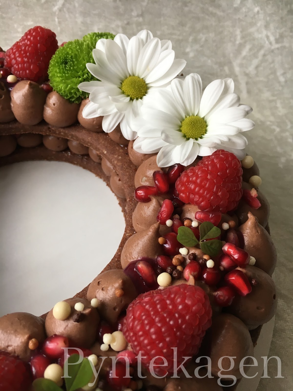 PynteKagen: Krans med mousse og pynt