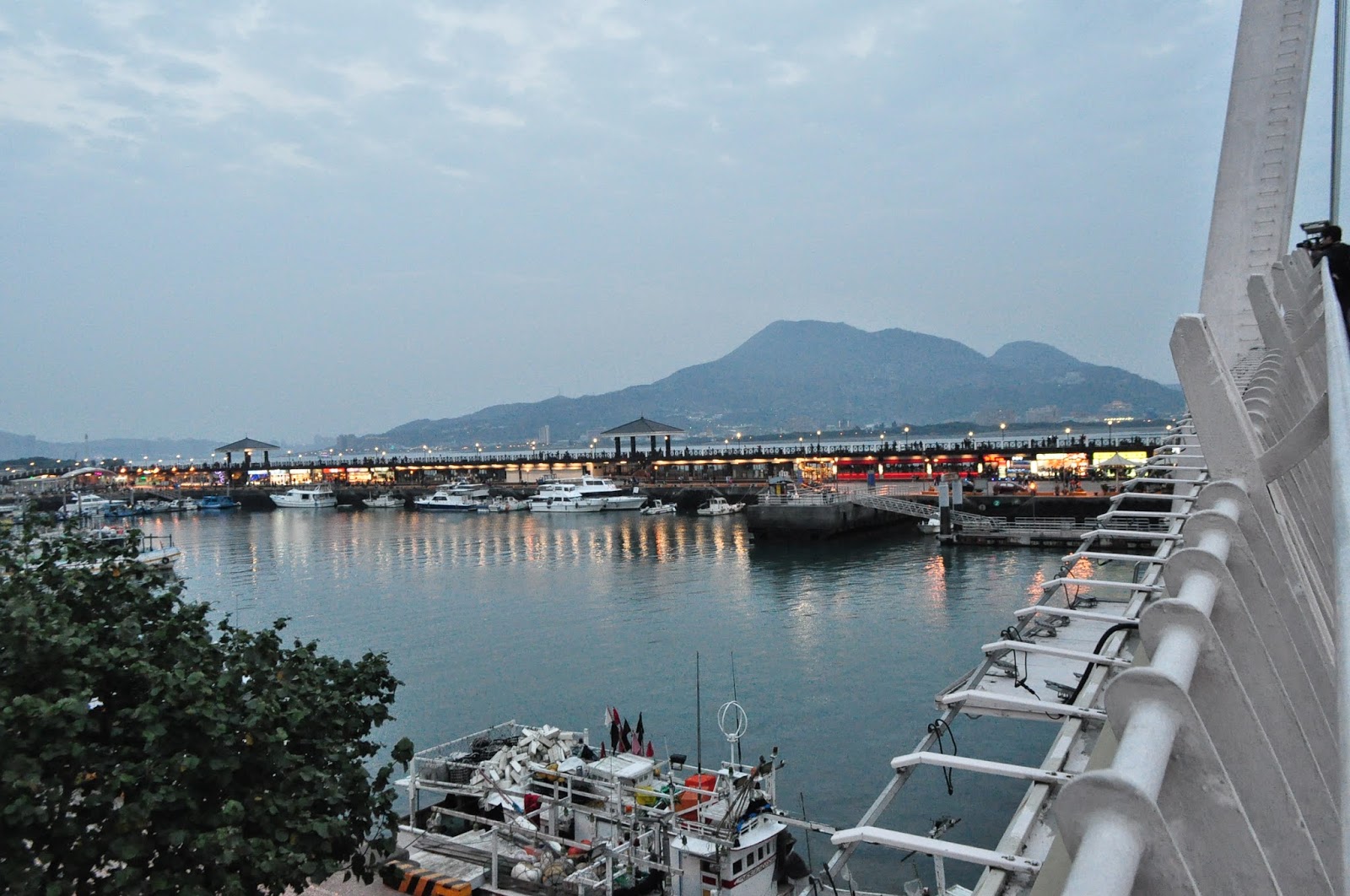 m4sh3d: Danshui Fisherman's Wharf 淡水漁人碼頭 and Lover's Bridge, Taiwan