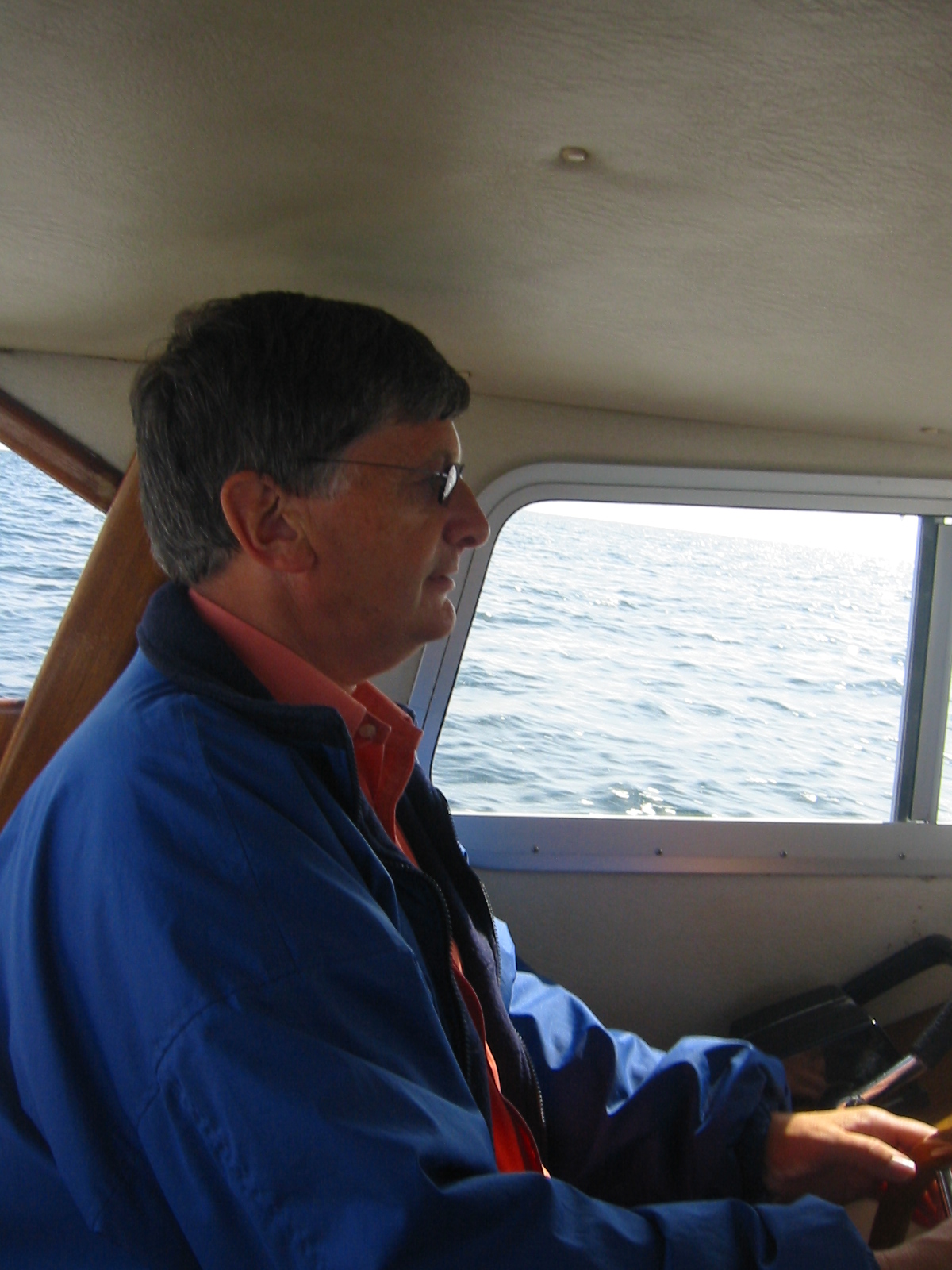 simple-sailing-low-cost-cruising-power-boat-or-sailling-boat