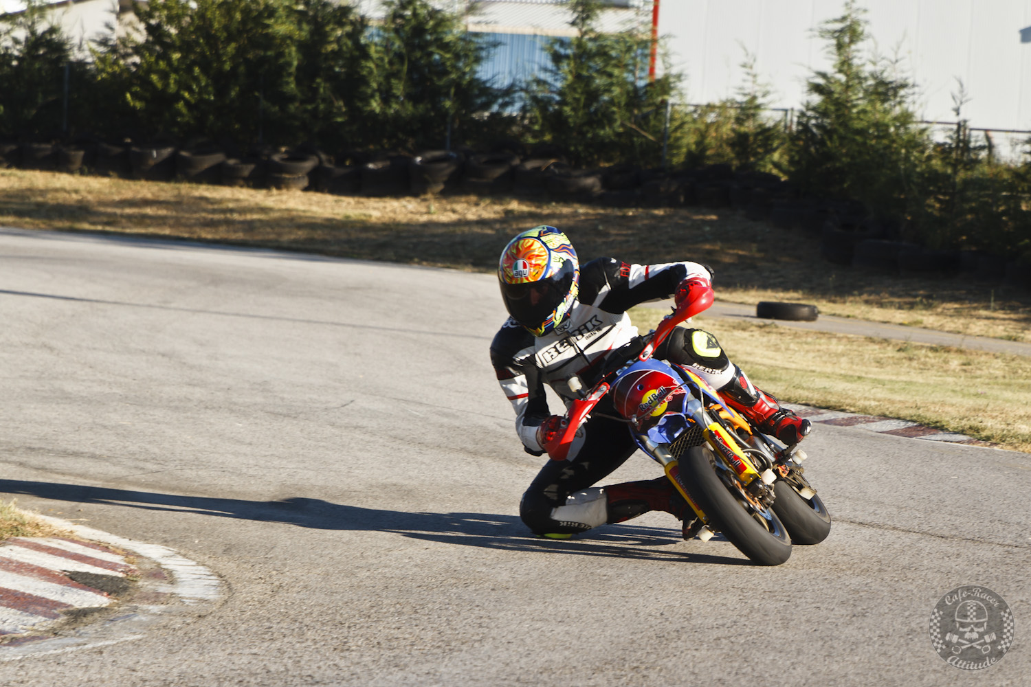 Cafe Racer Attitude: Pit Bike en circuito