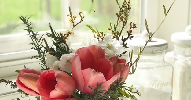 Little Farmstead: Two Ideas for Spring Farmhouse Flower Arrangements...