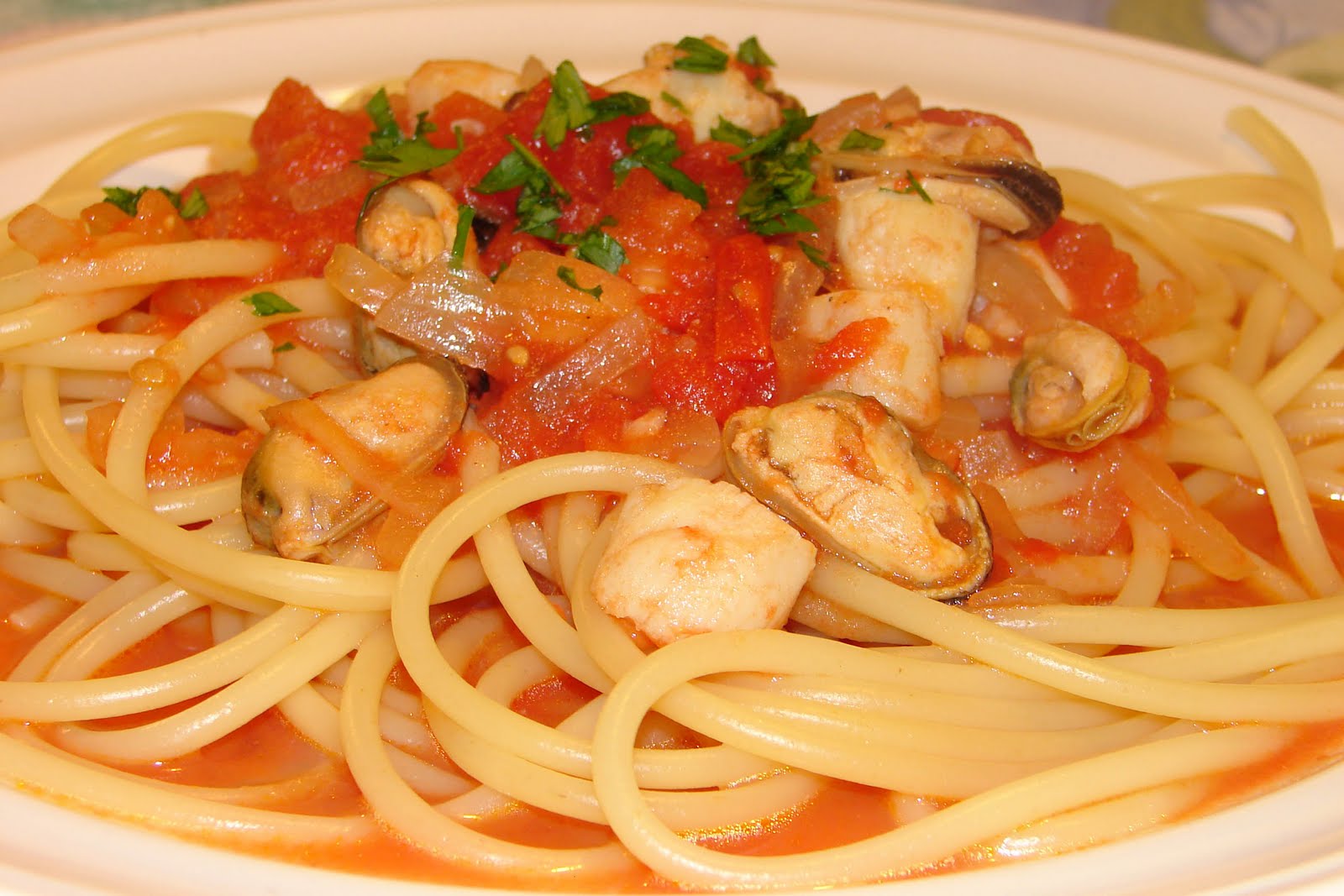 Bee My Chef: Fideos con salsa de tomates y mariscos