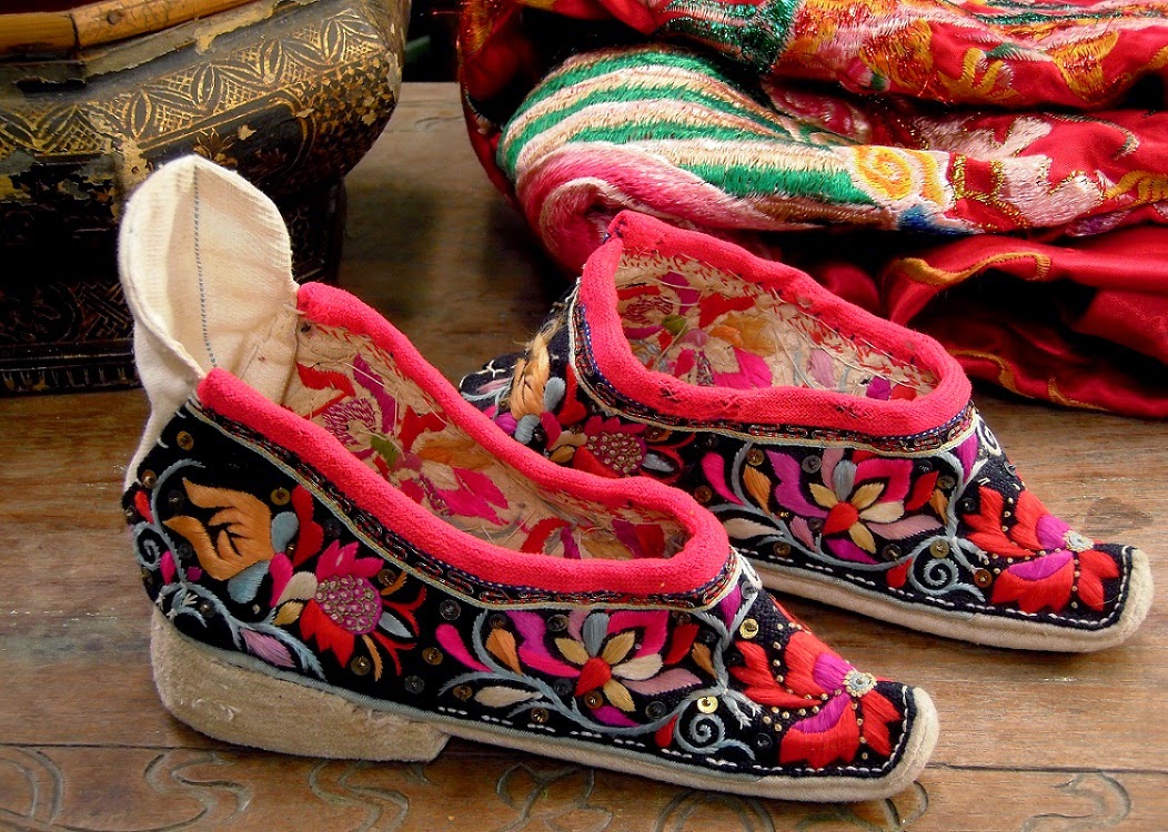 PATINA CINA PERANAKAN: EMBROIDERED LOTUS SHOES # 2