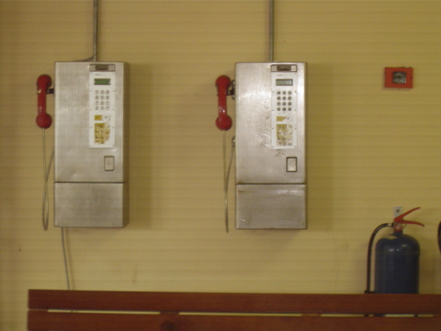 HaTi yG BeRbIcArA: telefon awam dan aku...