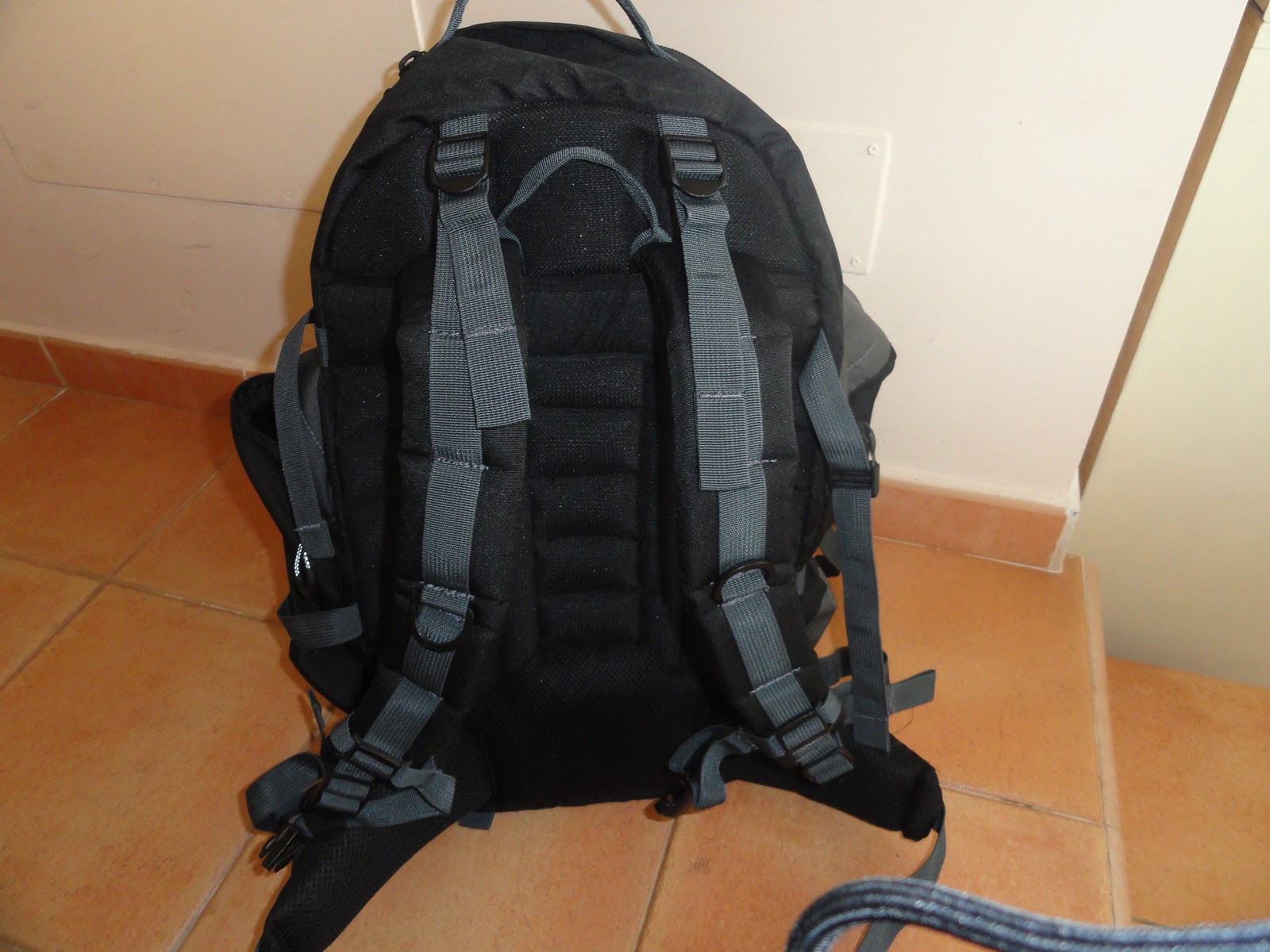 TRAS LA HUELLA DE ORIENTE: EQUIPAJE: UNA MOCHILA