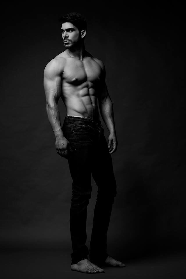 Waleed Khalid Shirtless Pic and Body Measurement