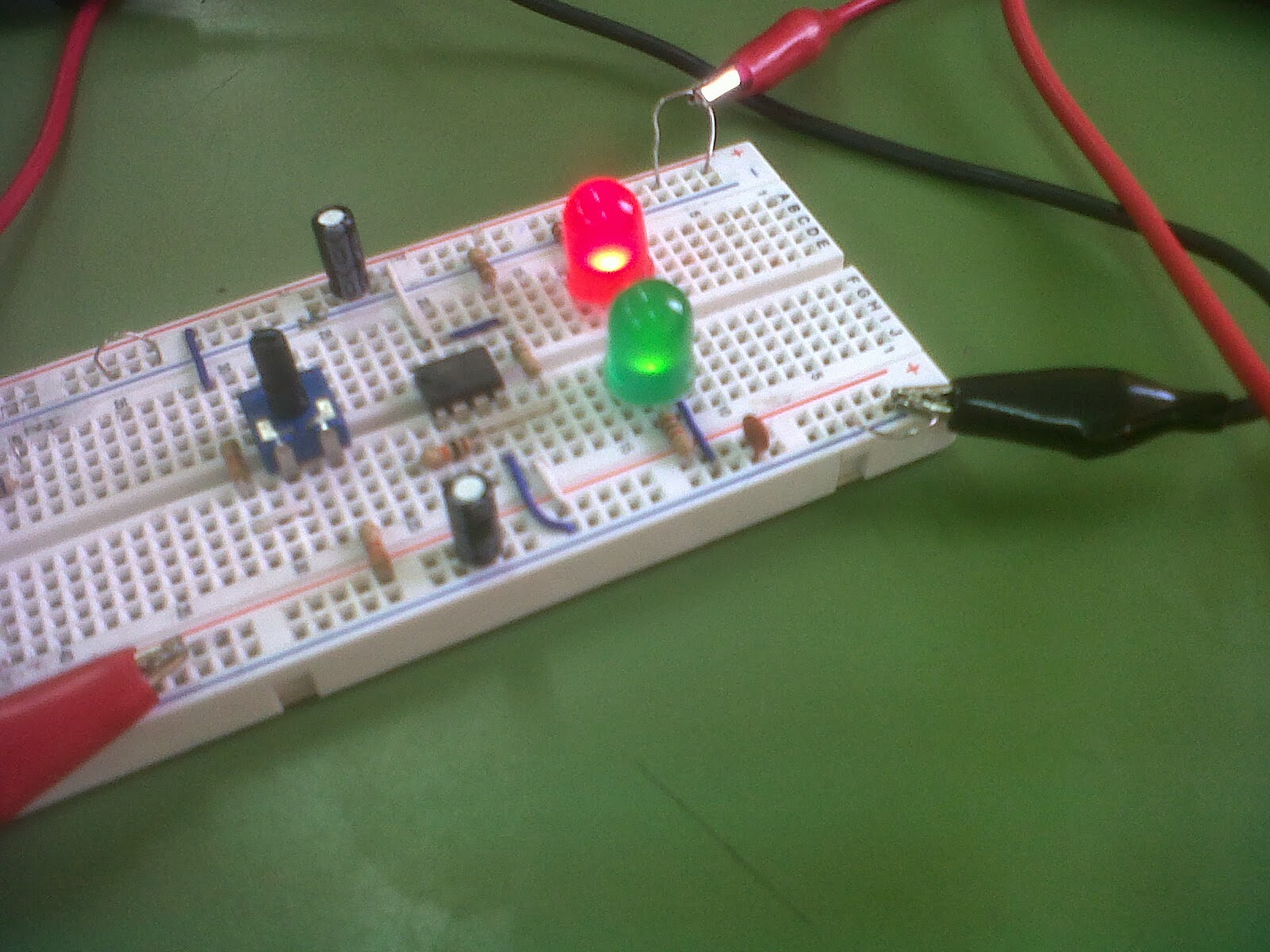 Como Conectar Un Amplificador Operacional 741 En Un Protoboard ...