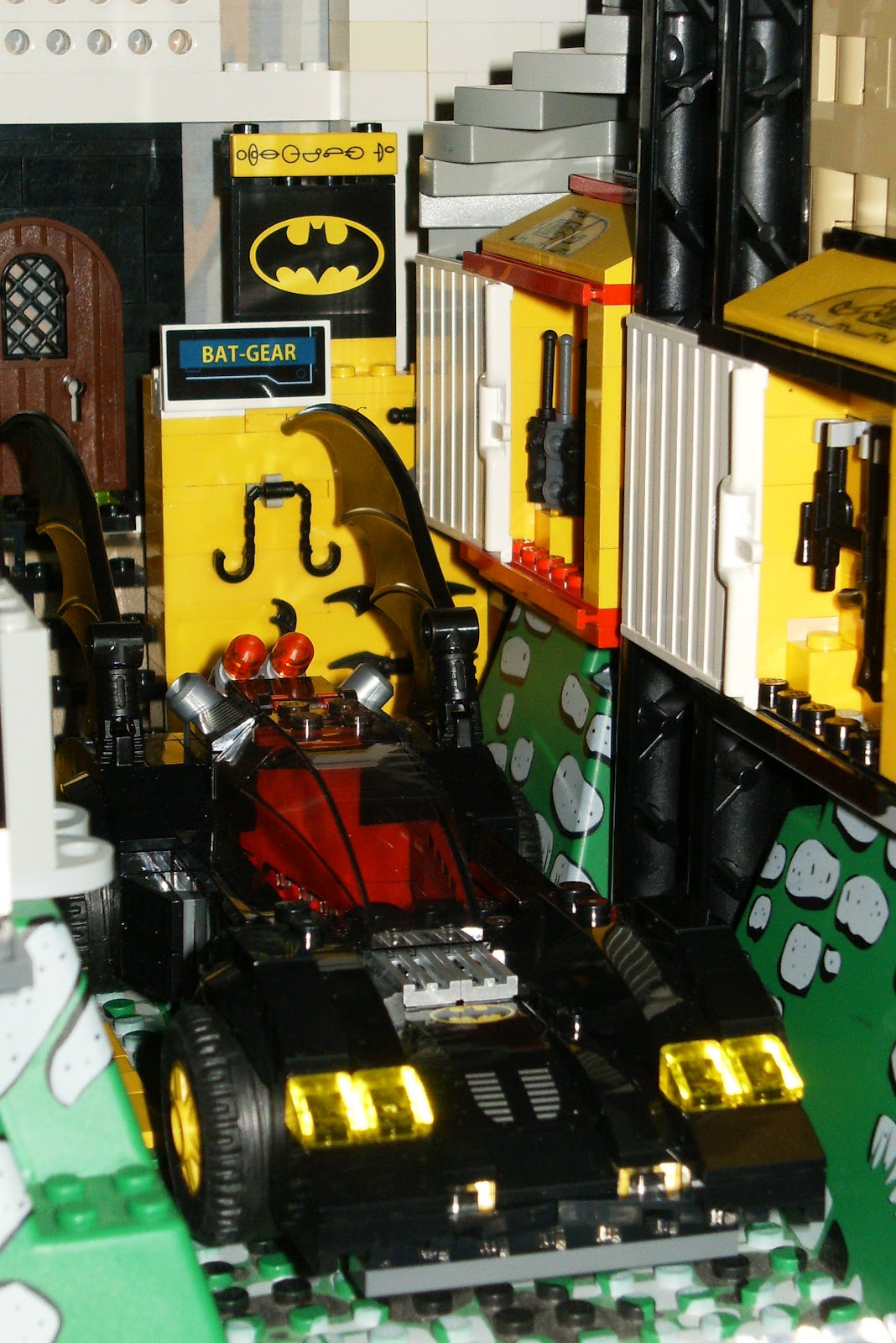LEGO Wayne Manor and the Batcave