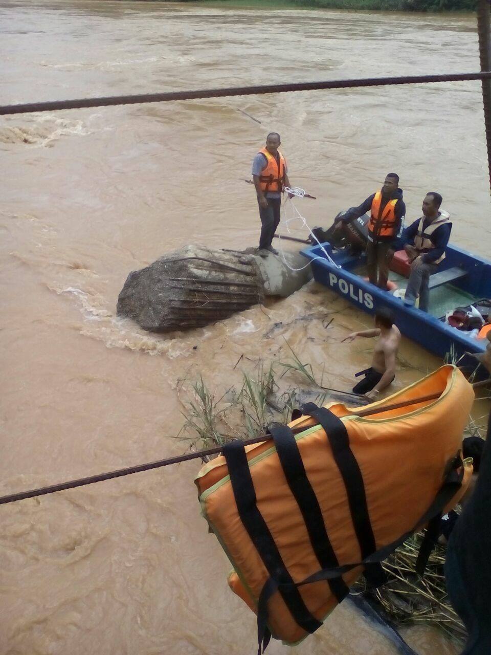 Operasi Bersama APM, PDRM dan BOMBA Mencari dan Menyelamat Orang Lemas ...